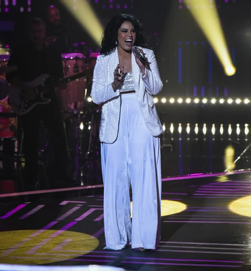 Bell Lins, do Time Iza, durante apresentação na final do ‘The Voice ...