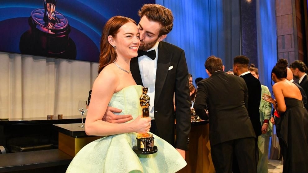Emma Stone é a 15ª atriz a receber dois prêmios como Melhor Atriz em ...