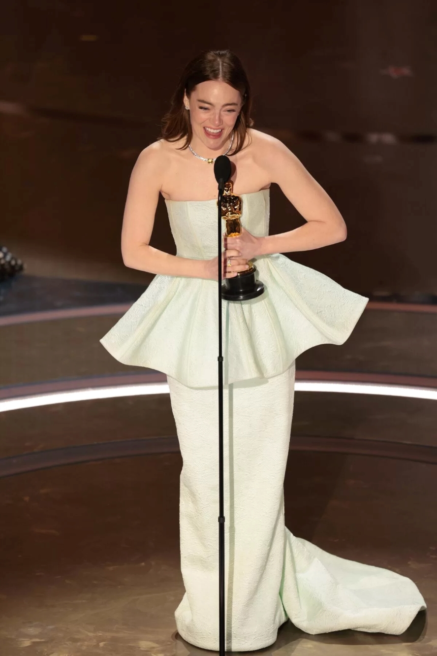 Emma Stone é a 15ª atriz a receber duas estatuetas de Melhor Atriz no ...