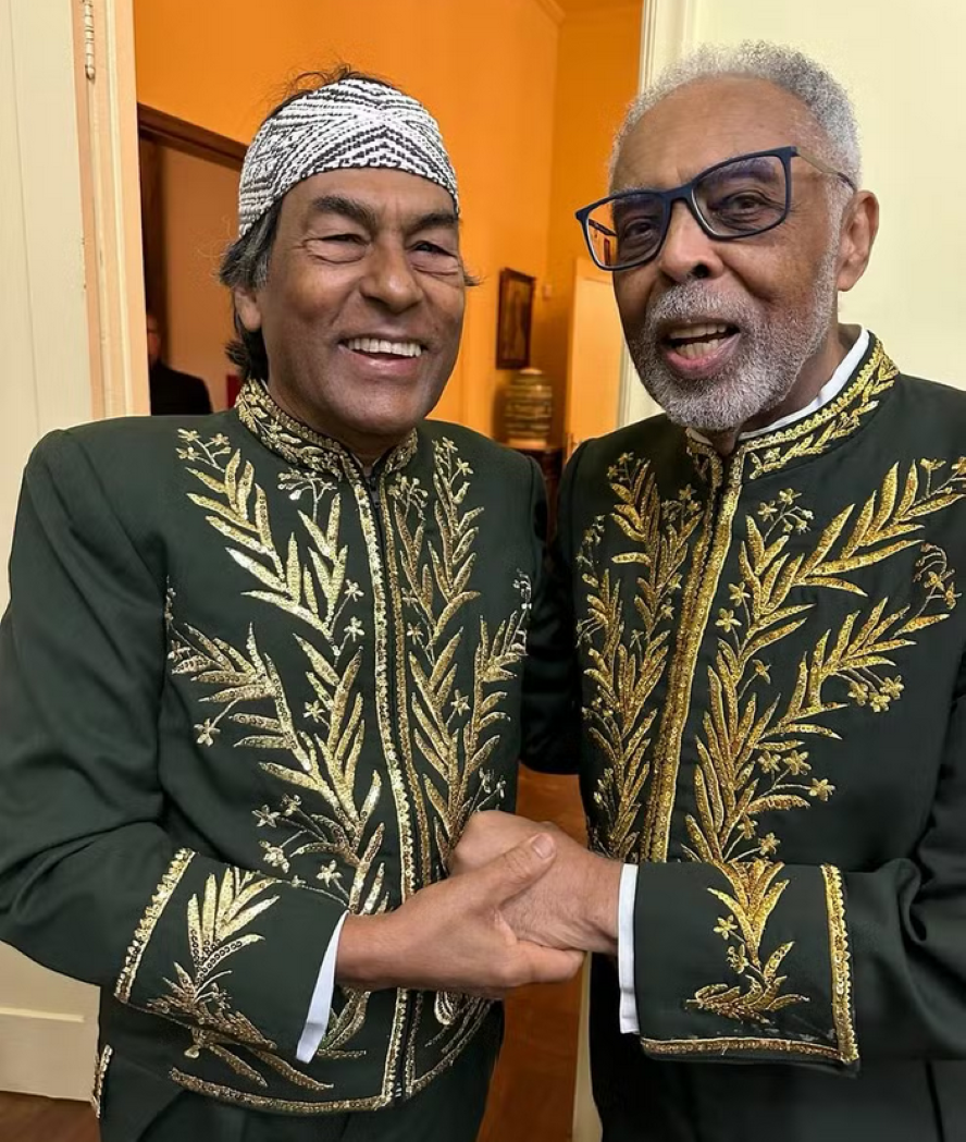 Ailton Krenak, pensador indígena com o cantor Gilberto Gil, imortais da ...