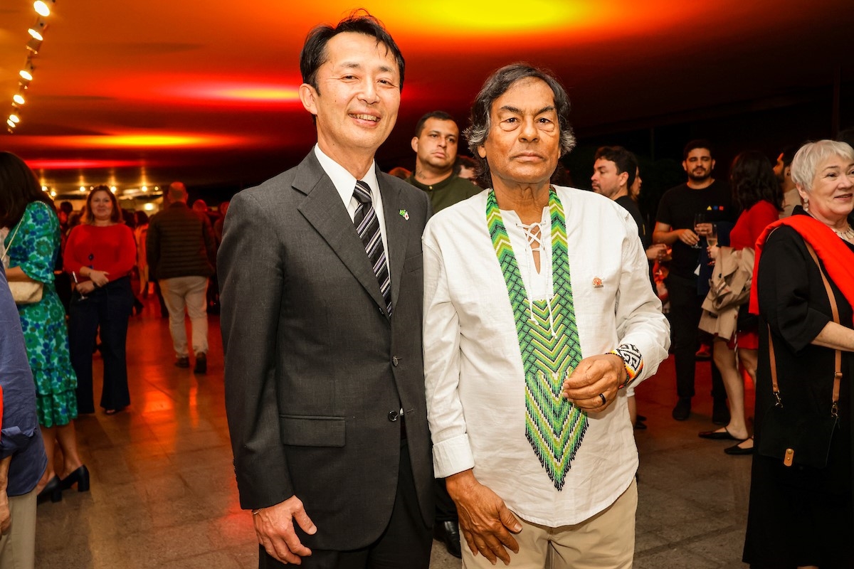 Embaixador do Japão, Hayashi Teiji e Ailton Krenak conferindo a mostra ...