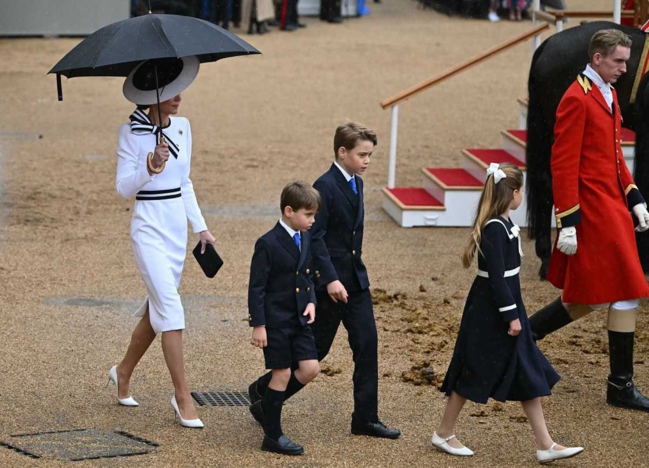 Princesa Kate Middleton vai a desfile militar Trooping the Colour na ...