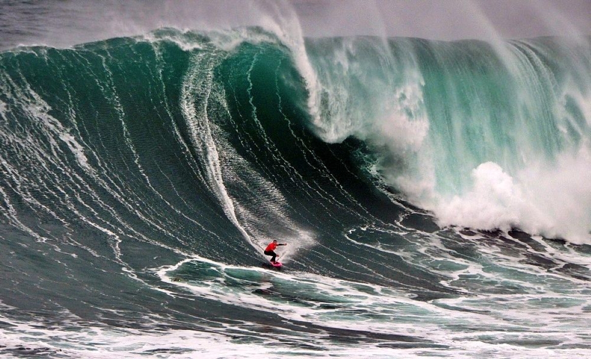 Pedro Scooby surfa paredão de 18,08m e é campeão do Gigantes de Nazaré ...