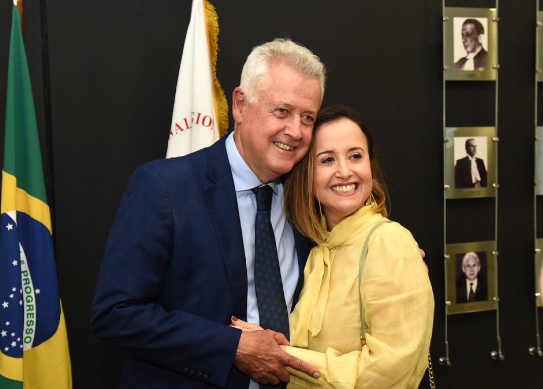 Advogada Gabriela Rollemberg celebra com o pai Rodrigo Rollemberg a ...