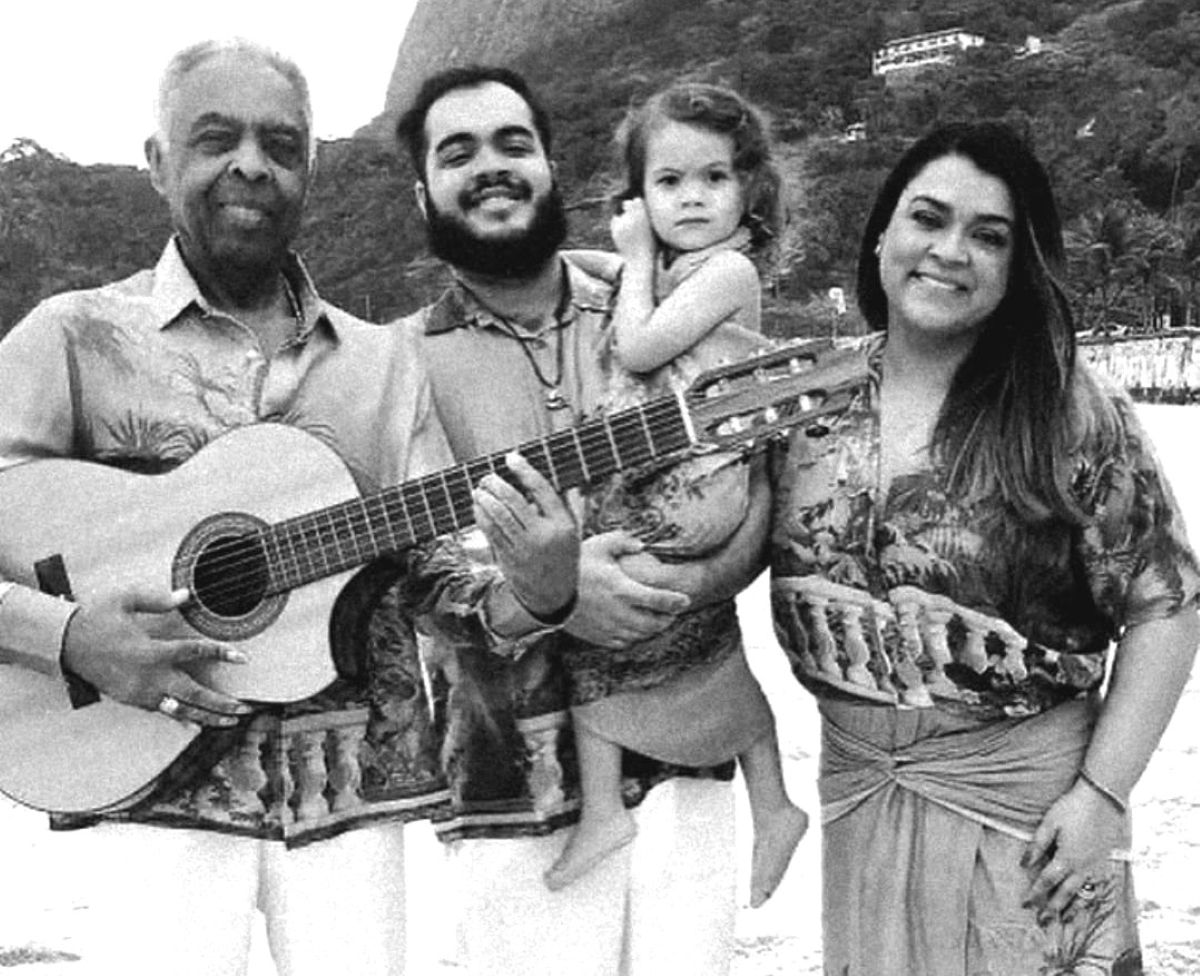 Gilberto Gil com a filha Preta Gil, o neto Francisco e a bisneta Sol de ...