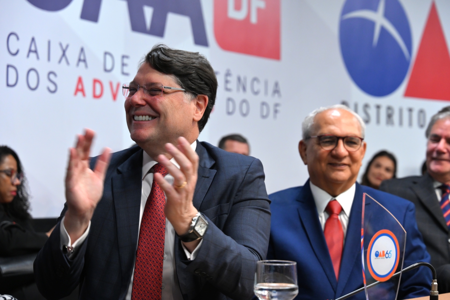 Francisco Caputo aplaude João Rocha, funcionário mais antigo da OABDF ...